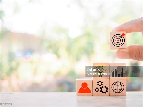사업 전략 아이콘 행동 계획 및 사업 프로세스 관리 개념으로 나무 블록을 정리하는 손을 닫습니다 개발에 대한 스톡 사진 및 기타 이미지 Istock