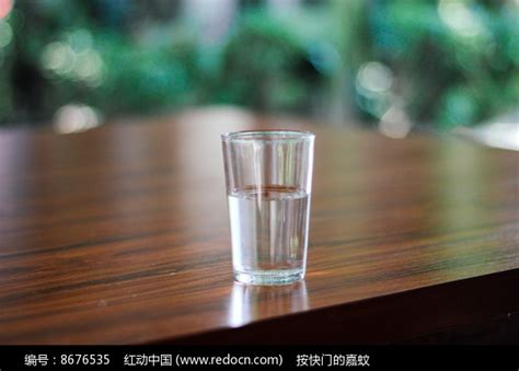 桌子上的水杯高清图片下载 红动中国