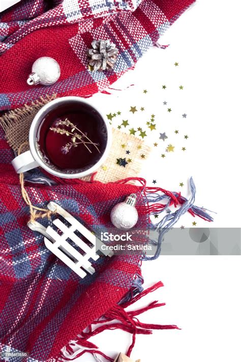 새해 장식 콘 선물 실버 볼 흰색 격자 무늬와 얼굴에 백리향 뜨거운 크리스마스 음료 홍차 겨울 시간 탑 뷰 0명에 대한 스톡