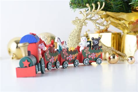 화려한 블록 해피 뉴가 어 크리스마스와 나무로 되는 장난감 기차 개념에 대한 스톡 사진 및 기타 이미지 개념 겨울 계절 Istock