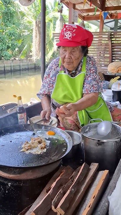 หอยทอดป้าเขียว เก้าสิบปีแล้ว ยังโยนเปลือกไข่แม่น Shorts หอยทอดป้าเขียว Streetfood Youtube