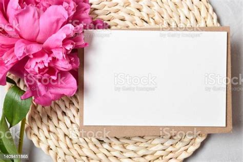 레이아웃은 크래프트 봉투와 회색 배경에 모란의 색상으로 만들어집니다 미니멀리즘 공간을 복사합니다 플랫 레이 상단 뷰 0명에 대한 스톡 사진 및 기타 이미지 Istock