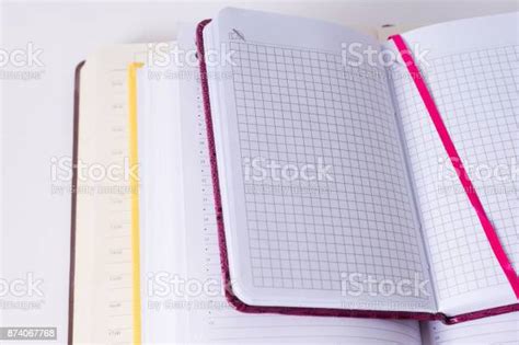 화이트 책상 배경 3 오픈 노트북의 최고 보기 빈 템플릿입니다 0명에 대한 스톡 사진 및 기타 이미지 0명 갈색 공란 Istock