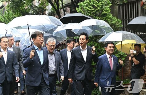 구로구 온수동 재건축 사업지 찾은 오세훈 시장·박상우 장관 뉴스1