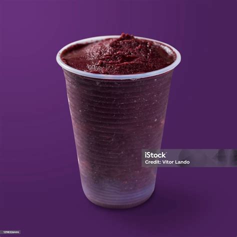 오트밀 플레이크 레이어가 있는 플라스틱 컵에 브라질 냉동 아카이 베리 아이스크림 보라색 배경에 격리 여름 메뉴 전면 보기 아사이에 대한 스톡 사진 및 기타 이미지 Istock