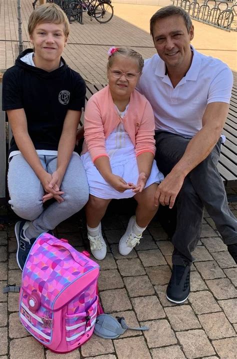 Юра Шатунов Наша любовь наша боль Вот наши красотульки с папочкой