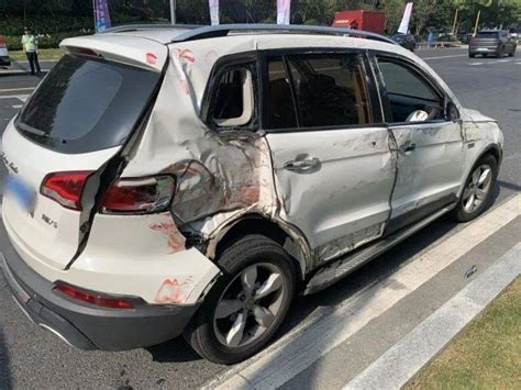 6分钟！小车失控翻车，几位好汉上演教科书式救援施工事故行车