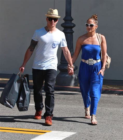 J Lo Look De Adolescenta Sexy Si Indragostita Iti Place Cum Ii Sta In Haine Casual Perfecte Ro