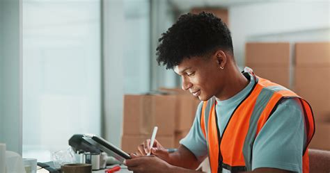 배송 전자 상거래 및 보관 공급망 및 배송을 위한 창고의 태블릿에 사람 공장 유통 및 작업자에 대한 물류 제조 및 온라인 재고 체크리스트를 위한 디지털 기술 25 29세에