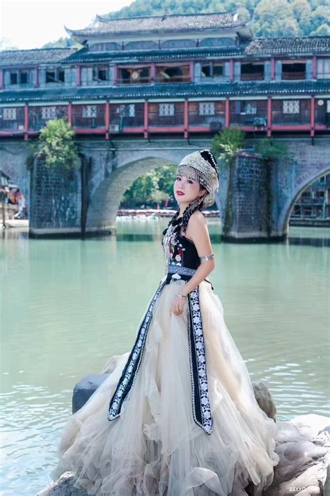 凤凰古城苗族衣服小姐姐美女拍的也太好看了吧 花钱是一种快乐不花钱肯定不快乐 白天的凤凰古城也很美 ZZXXO
