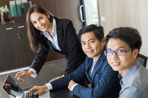 사무실에서 새로운 스타트업 프로젝트와 함께 일하는 창의적인 동료를 만나는 비즈니스 그룹 팀워크 컨셉 경영자에 대한 스톡 사진 및