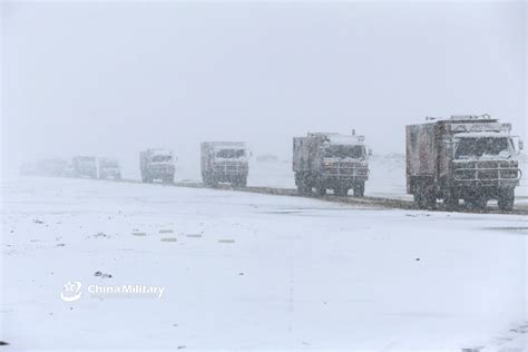 Military Vehicles Move In Heavy Snow Focus 中国军网（英文版）
