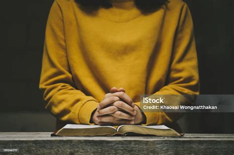 아침에 거룩한 성경으로 기도하는 여자 나무 테이블 위에서 손을 잡고 기도합니다 그리스도인의 삶의 위기를 하나님께 드리는 기도 믿음에 대한 교회 개념의 성경에 기도로 손을