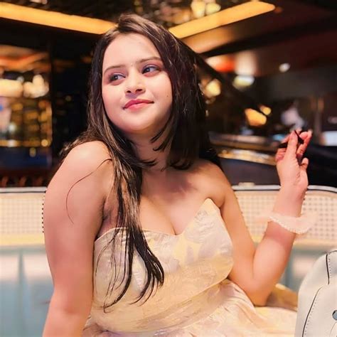 आstha sriवास्तवा👑 astha srivastava threads say more