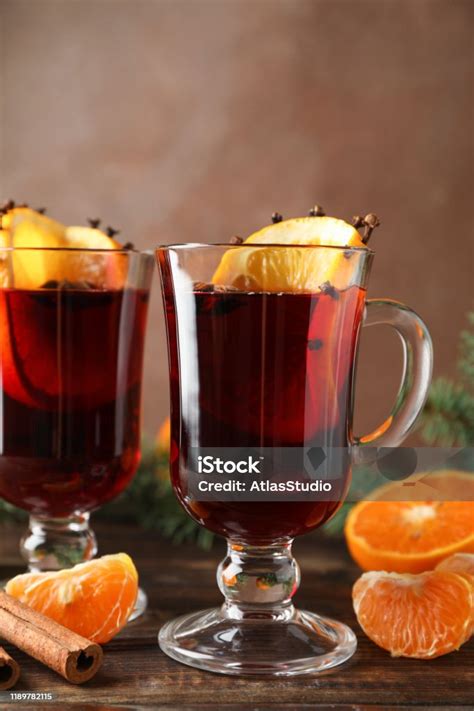 나무 배경에 오렌지와 맛있는 멀드 와인의 안경 텍스트를위한 공간 0명에 대한 스톡 사진 및 기타 이미지 0명 갈색 검은색 Istock