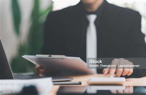 계산기로 회사 재무 문서의 수치를 계산하는 사업가회사 재무 데이터 분석예산 평가 및 검토 계획재무 및 투자의 개념 경영자에 대한 스톡 사진 및 기타 이미지 Istock