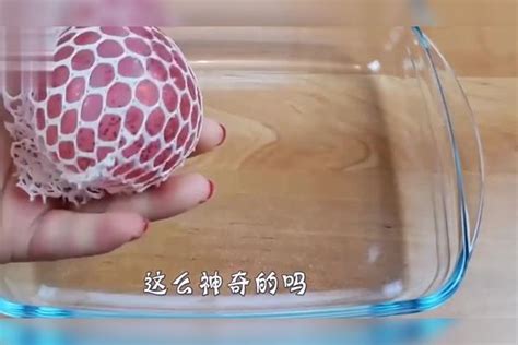 解压球里到底是啥玩意小伙好奇一刀剪开画面极度舒适 玩意 小伙 画面