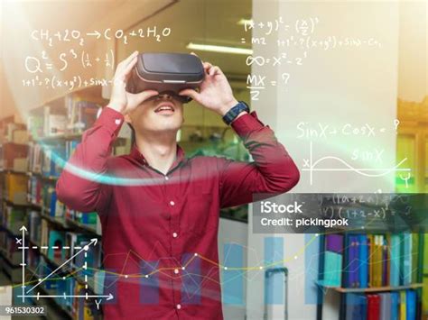 도서관에서 스마트 젊은 남자 증강 현실과 가상 미래 세계에 여행 개념 교육 미래 도서관 및 몰입 형 기술 초현대적에 대한 스톡