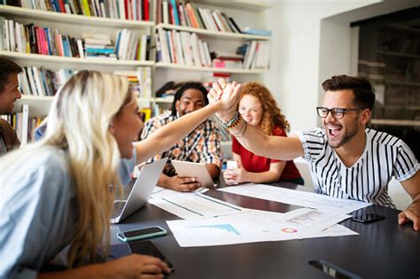 성공적인 행복한 비즈니스 사람들의 그룹 에서 이익을 축하 군중에 대한 스톡 사진 및 기타 이미지 군중 명랑한 모임 Istock