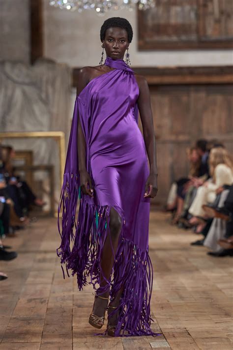 صيف متلألئ عام 2024 تصاميم مذهلة على منصات عروض الأزياء مجلة هي