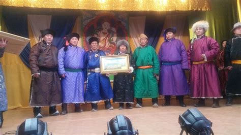 сумын аварга малчин аар шалгарсан Бадамдоржийн Баярсайханы гэр бүл шагналаа гардан авлаа