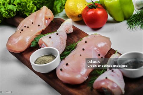 흰 테이블에 향신료와 야채와 원시 닭 필렛과 다리의 나무 접시 클로즈업 고기에 대한 스톡 사진 및 기타 이미지 고기 고추류