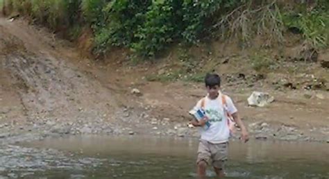Este Menino Muito Pobre Tinha De Atravessar Um Rio Para Ir à Escola Todos Os Dias Hoje Ele