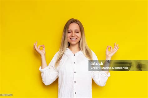 젊은 마음 금발의 여자는 그녀의 눈이 노란색 배경에 눈을 감고 무드라 제스처에 손을 유지 눈 신체 부분에 대한 스톡 사진 및 기타 이미지 눈 신체 부분 요가 감사