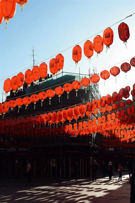 거리 생활 거리 장면 건물 건축 그림자 그림자 놀이 낮 다색 다채로운 도시 도시 경관 도시 설정 도시 풍경 도시의 등불 축제 랜턴 매달린 등불