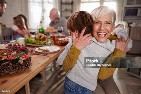 행복한 할머니와 손자가 식당에서 가족의 점심 식사 중에 포옹합니다 가정 생활에 대한 스톡 사진 및 기타 이미지 가정 생활 가족 귀여운 Istock