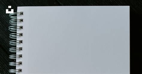 검은 나무 테이블에 흰색 나선형 노트북 사진 Unsplash의 무료 자연의 이미지