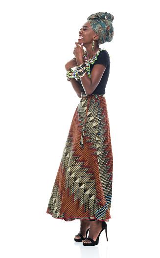 2029세 아프리카 인종 아프리카계 민족 여성 착용 머리 스카프 드레스 전통 의류 미소 행복 쾌활 한 유머의 전체 길이 측면 보기 20 29세에 대한 스톡 사진 및 기타