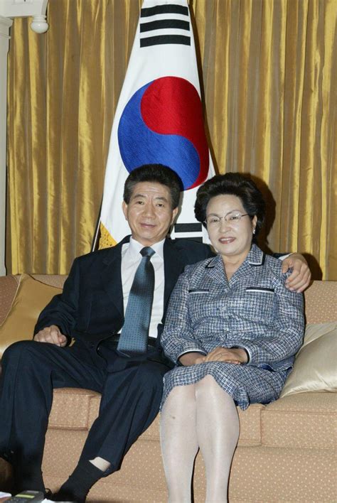 노무현사료관 [태국 방문 중 권양숙 여사와 기념촬영하는 노무현 대통령]