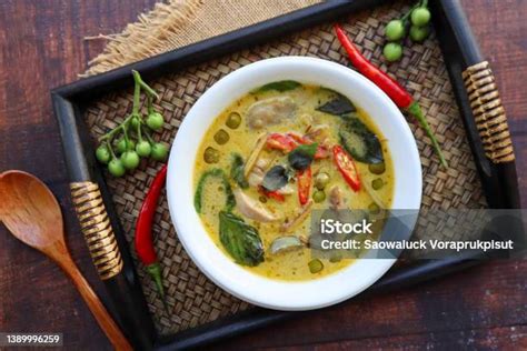 닭고기와 함께 태국 그린 카레 강기우완 이라는 태국 정통 음식이 꼭대기 전망의 나무 테이블의 대나무 쟁반에서 제공됩니다 카레에 대한 스톡 사진 및 기타 이미지 Istock