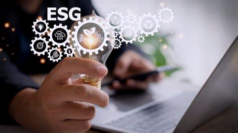 Деловая женщина держит лампочку со значком Esg на виртуальном экране Esg экологическая концепция