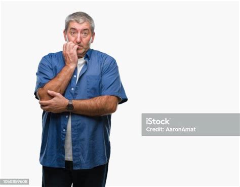 격리 된 배경 찾고 스트레스와 긴장에 잘생긴 수석 남자 손톱을 물어 뜯고 입에 손 불안 문제입니다 감정에 대한 스톡 사진 및 기타 이미지 Istock