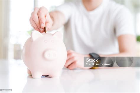 저축 또는 투자로 돼지 저금통 안에 동전을 넣어 사람의 닫기 개념에 대한 스톡 사진 및 기타 이미지 개념 개념과 주제 경제 Istock