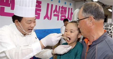 수협 대대적인 수산물 시식·판촉 행사에 팔 걷어