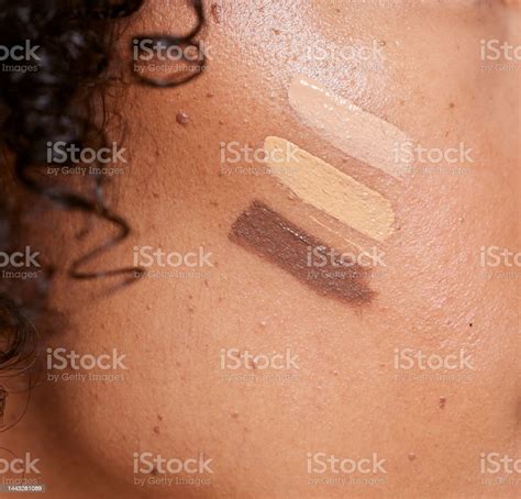 여자 얼굴 줌 및 메이크업 색상 파운데이션 및 화장품 제품에는 브라운의 스킨케어 색조가 있습니다 스킨 토너 얼굴 메이크업 또는 모델 광고 또는 마케팅 화장품을위한 천연