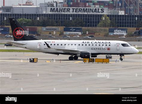 Embraer e175su hi-res stock photography and images - Alamy