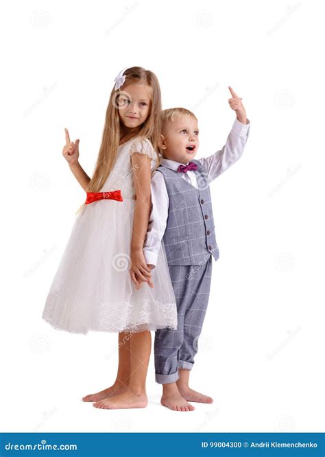 Pequeño Hermano Lindo Divertido Y Hermana Aislados En Un Fondo Blanco