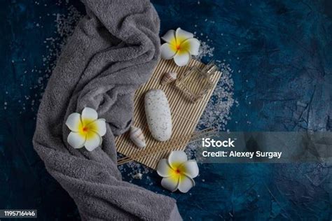 스파 컨셉 수건 비누 꽃 하와이 플루메리아 푸른 배경에 바다 소금 공간을 복사합니다 플랫 레이 상단 보기 0명에 대한 스톡 사진 및 기타 이미지 Istock