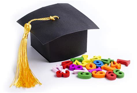 수학 번호 흰색 배경에 졸업 갭 모자 다채로운 교육 연구 수학 학습 개념을 가르칩니다 개념에 대한 스톡 사진 및 기타 이미지