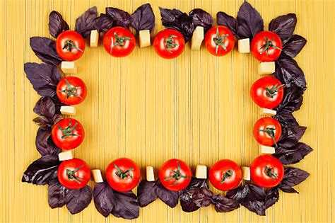 재료 이탈리아 파스타 최고 뷰체리 토마토 바 질 빈 복사본 공간 장식 프레임 배경으로 노란 표면 스파게티에 치즈 건강한 생활방식에 대한 스톡 사진 및 기타 이미지 Istock