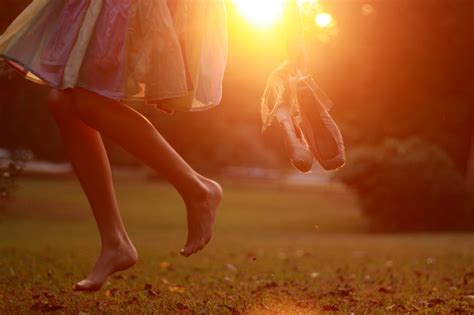 배경 화면 주황색 햇빛 아침 인간의 다리 발 하늘 소녀 손 행복 장난 컴퓨터 벽지 2701x1798 888329 배경 화면 Wallhere