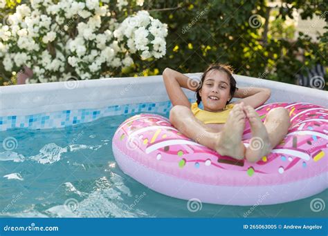Niña Adorable Con Anillo Inflable En La Piscina Imagen De Archivo
