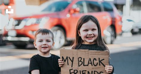 검은 티셔츠를 입은 소년이 갈색 판지 상자를 들고 검은 티셔츠를 입은 소녀와 함께 있다 사진 Unsplash의 무료 회색 이미지