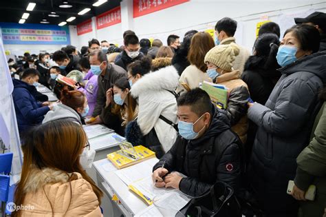 太原举行毕业生新春大型招聘会，上万就业岗位吸引求职者排队应聘 求职者 招聘会 应聘 新浪新闻