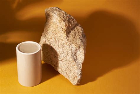 베이지 색 돌의 배경에 제품 프리젠 테이션을 위해 도자기로 만든 연단 배경에서 괴물의 나뭇잎의 그림자 복사할 공간이 있는 디자인 요소입니다 0명에 대한 스톡 사진 및 기타