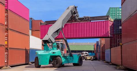 물류 운송 수입 수출 또는 운송을 위해 아름다운 하늘을 가진 컨테이너 창고에서 일하는 지게차 사진 Unsplash의 화물 이미지